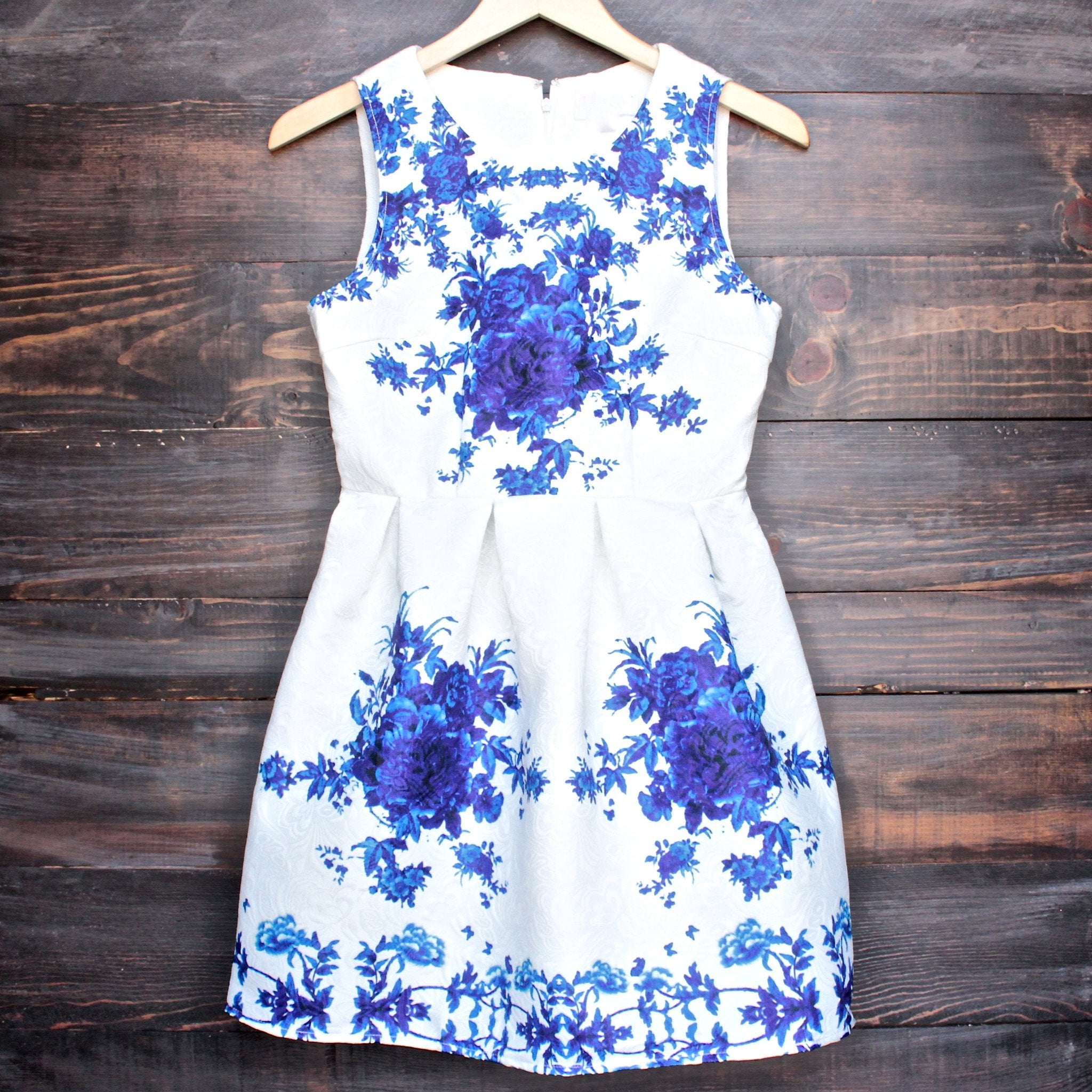 Porcelain Print Embossed Sleeveless Dress in White and Navy – Shop Hearts